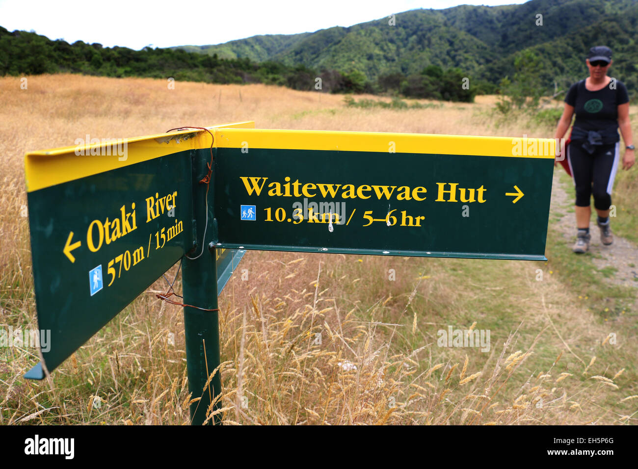 Hiking Trail Direction Sign New Stock Photos & Hiking Trail Direction ...