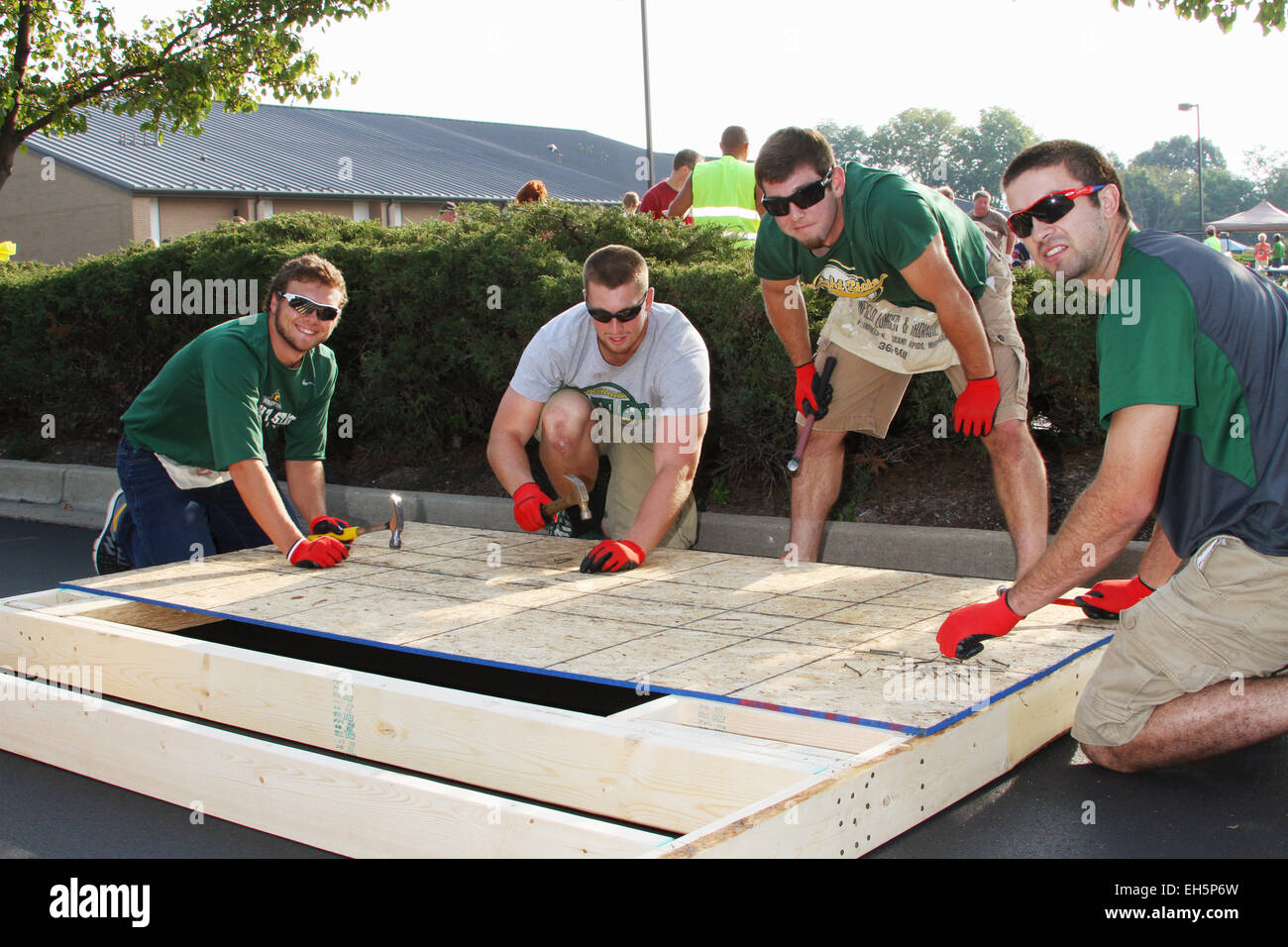 Volunteer men building house wall hi-res stock photography and images ...