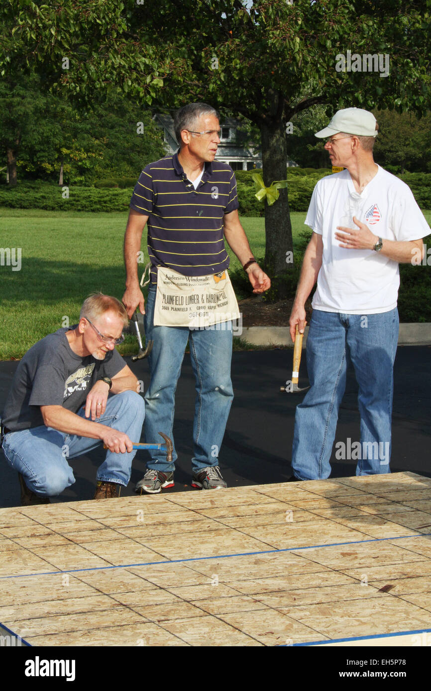 Volunteer men building house wall hi-res stock photography and images ...