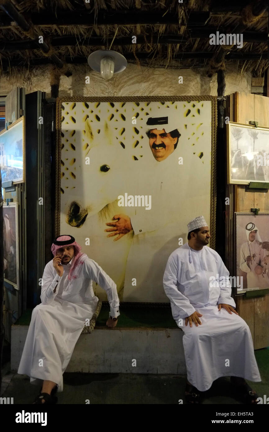Qatari man souq waqif doha hi-res stock photography and images - Alamy
