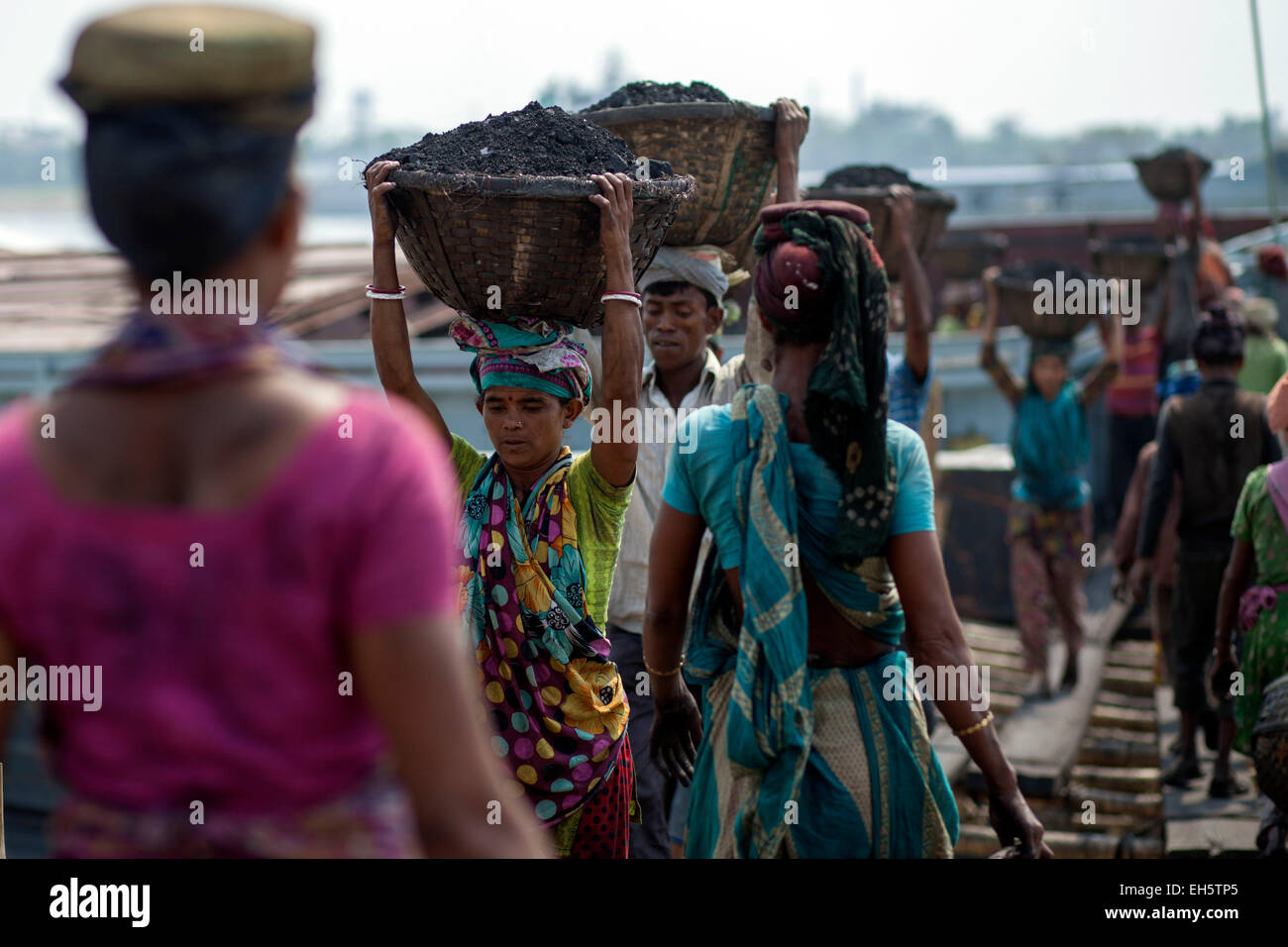 Dhaka, Bangladesh. 7th March, 2015. Women working as day labor with man ...