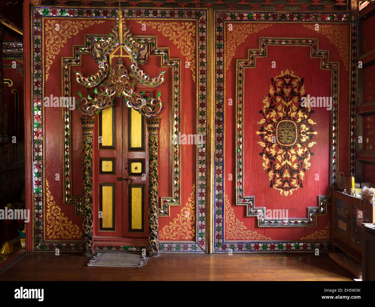 Ornate door at Wat Si Rong Mueang, Lampang, Thailand Stock Photo - Alamy