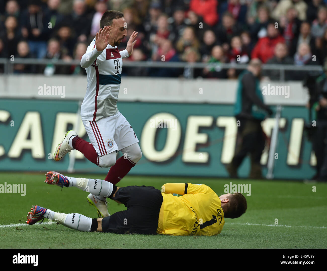 Hanover, Germany. 07th Mar, 2015. Hanover's goalkeeper Ron-Robert ...
