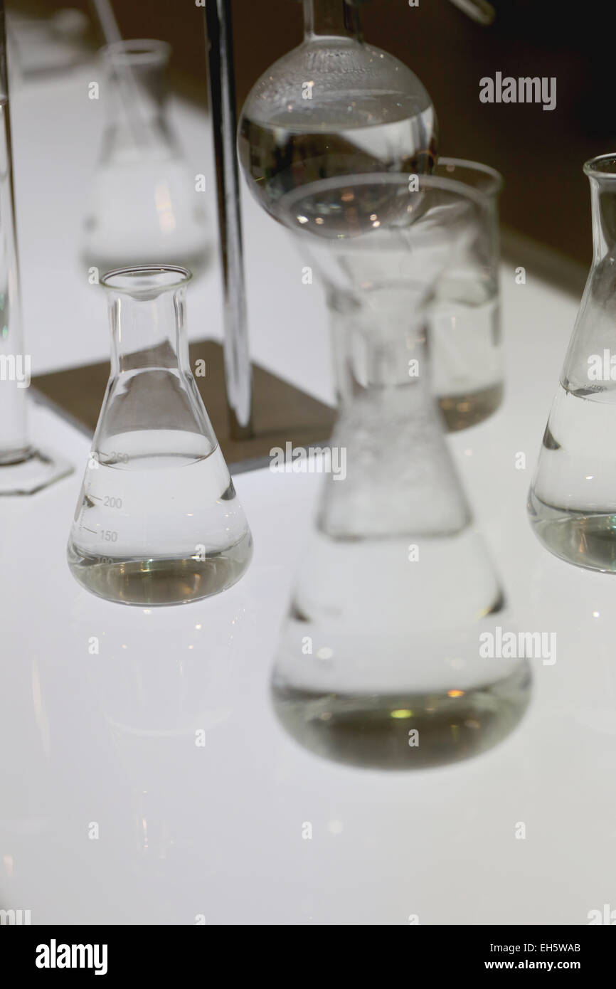 Chemistry experiments hi-res stock photography and images - Alamy