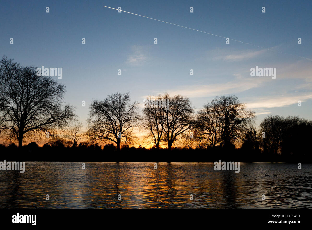 Datchet, Berkshire, UK 7th March 2015. The sun sets over the River ...