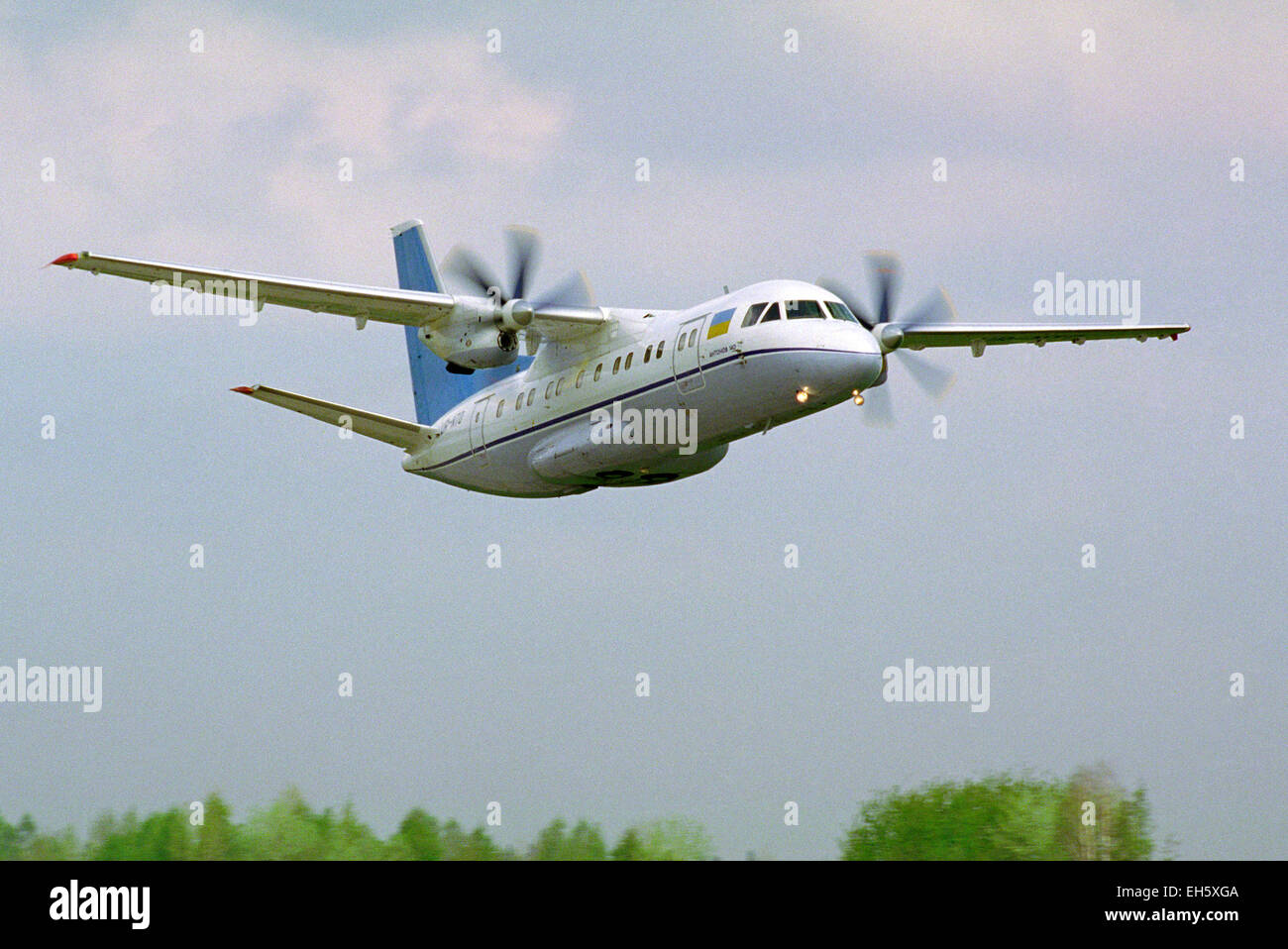 Antonov an 140 hi-res stock photography and images - Alamy