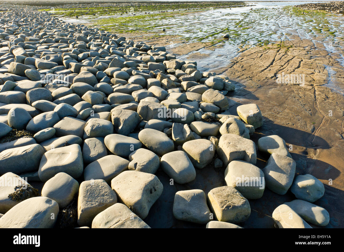 Stones and slabs at low tide on Lilstock beach, Somerset Stock Photo ...