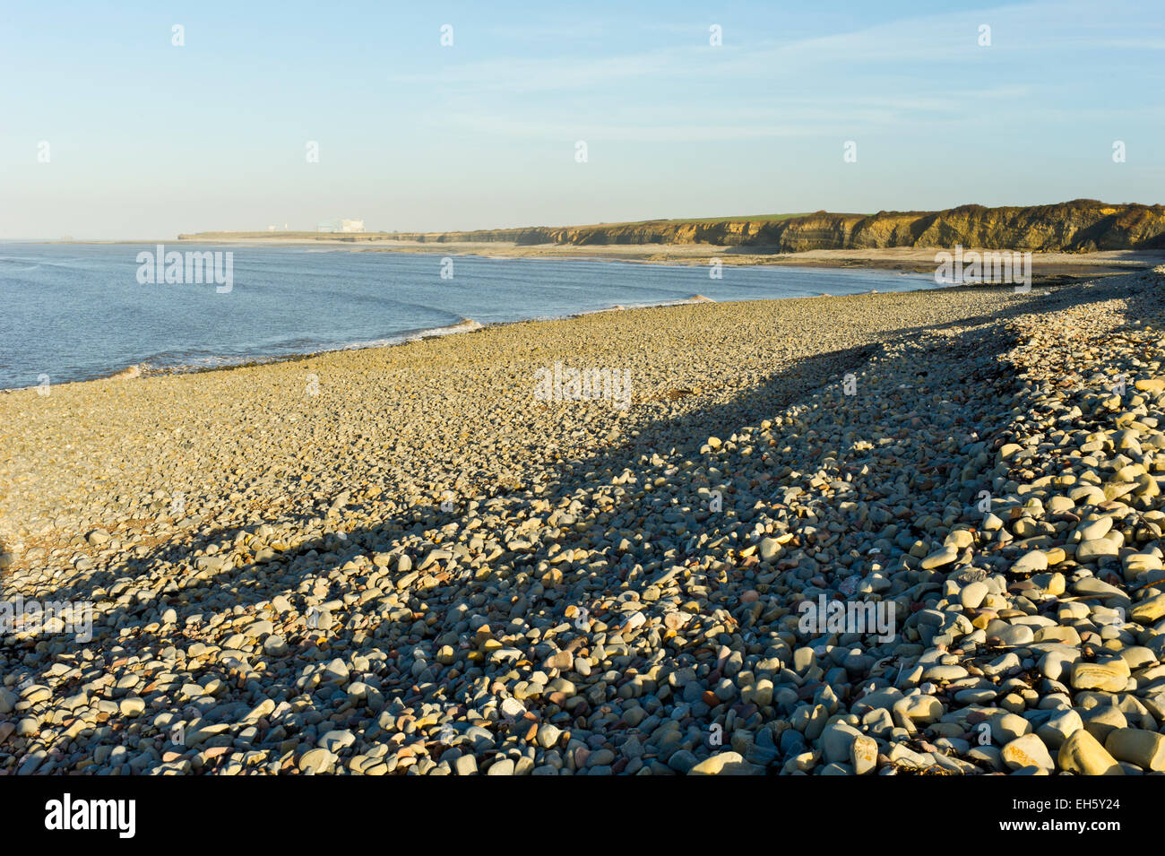 Stones and slabs at low tide on Lilstock beach, Somerset Stock Photo ...