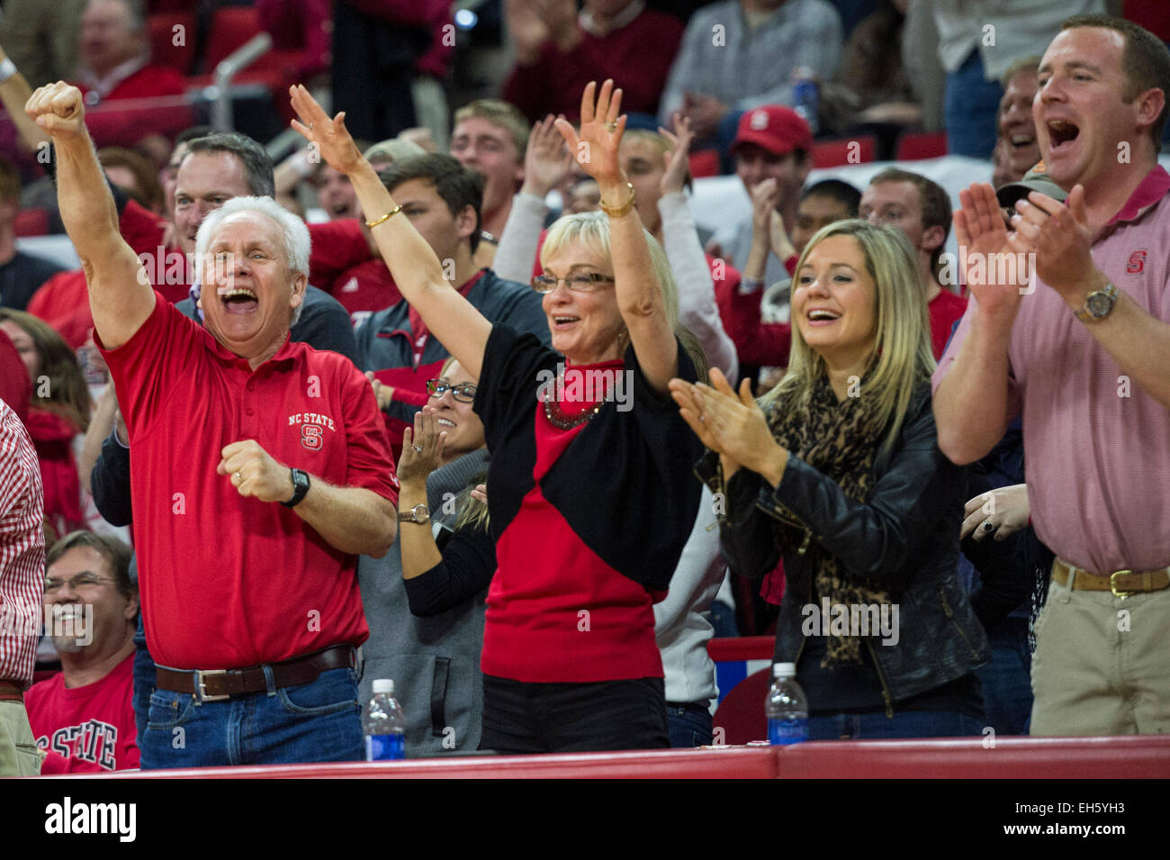 Syracuse university basketball fans hi-res stock photography and images ...