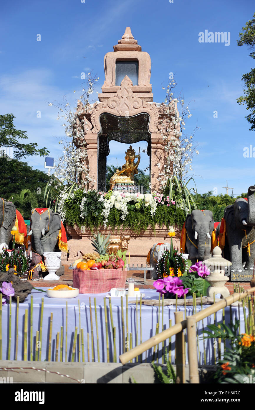 Golden statue phra phrom hi-res stock photography and images - Alamy