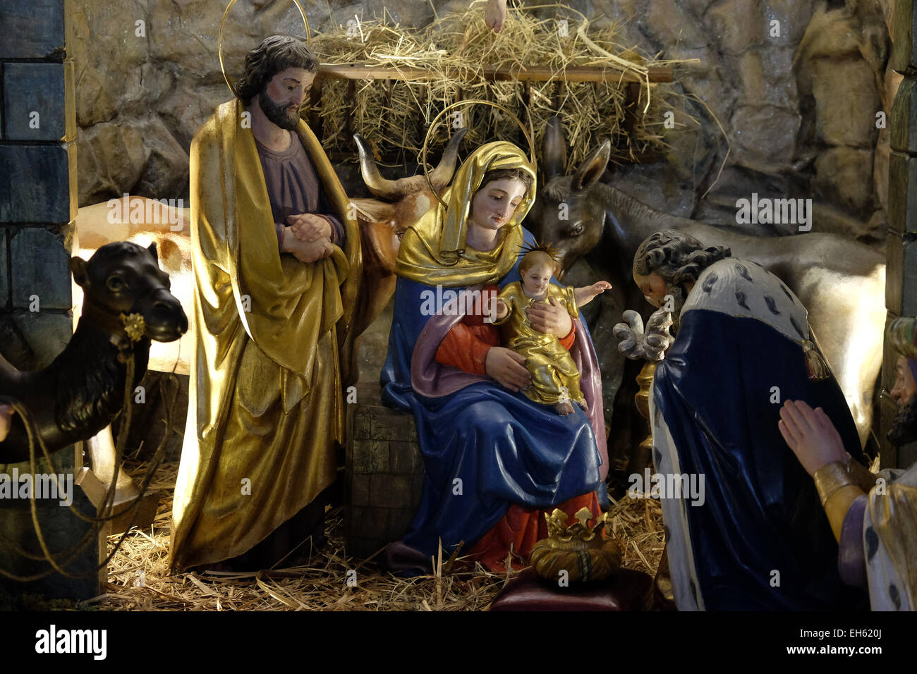 Holy family with the infant jesus in the crib hi-res stock photography ...