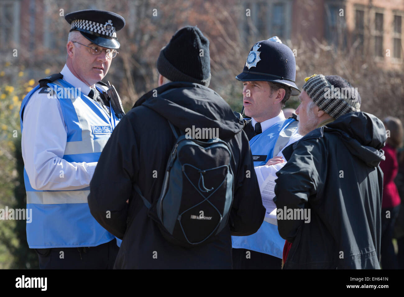Police officers talking people hi-res stock photography and images - Alamy
