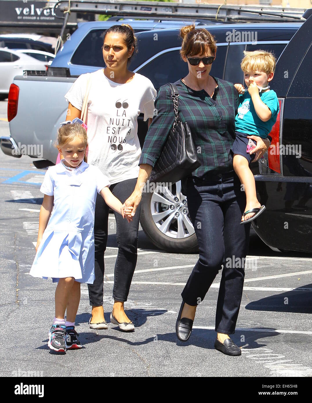 Jennifer Garner and her two children, Seraphina and Samuel, shop at ...
