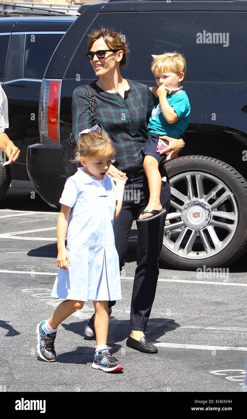 Jennifer Garner and her two children, Seraphina and Samuel, shop at ...