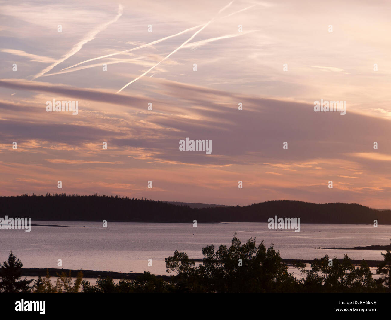 Contrails sunset hi-res stock photography and images - Alamy