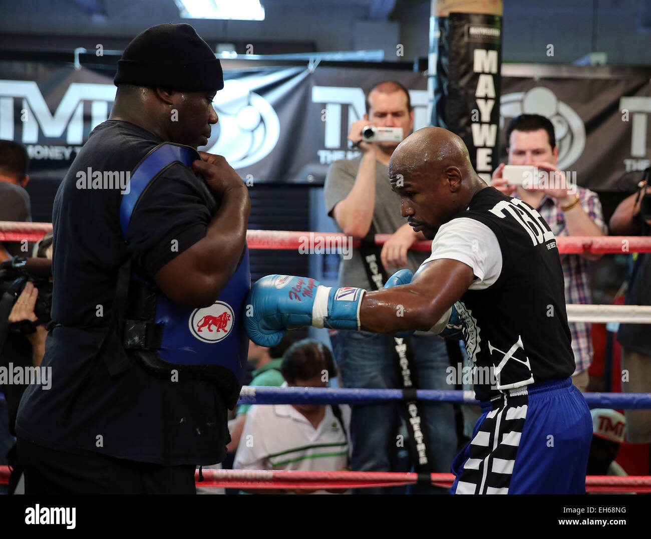 Floyd Mayweather Jr Media Workout at Mayweather Boxing Club Las Vegas ...