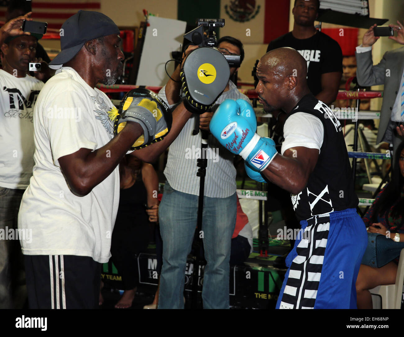 Floyd Mayweather Jr Media Workout at Mayweather Boxing Club Las Vegas ...