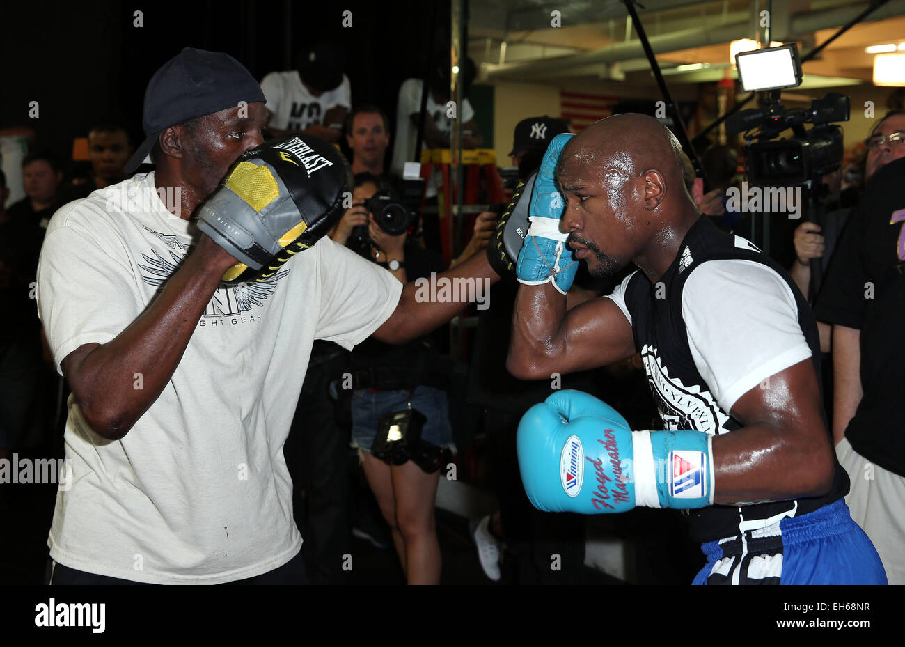 Floyd Mayweather Jr Media Workout at Mayweather Boxing Club Las Vegas ...