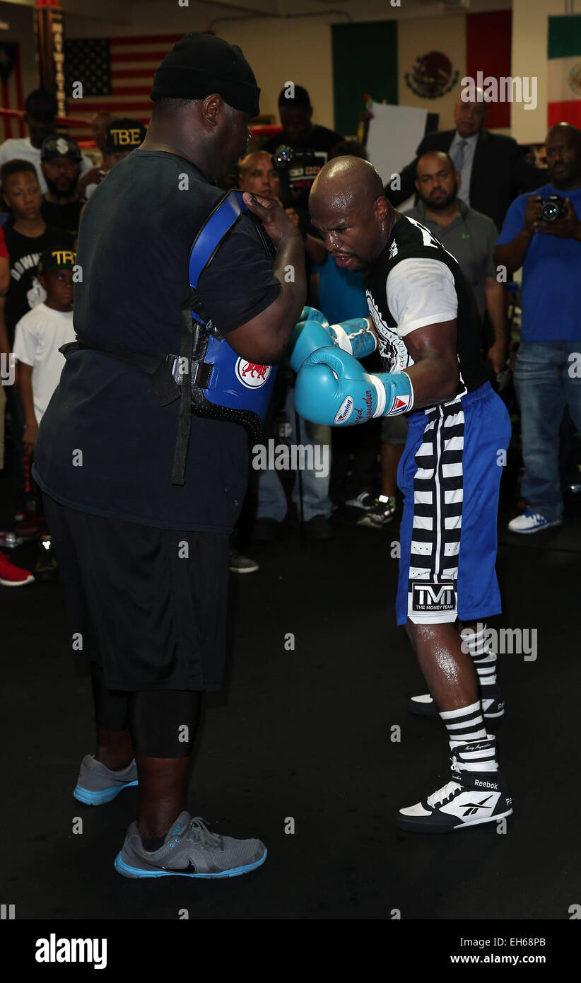 Floyd Mayweather Jr Media Workout at Mayweather Boxing Club Las Vegas ...