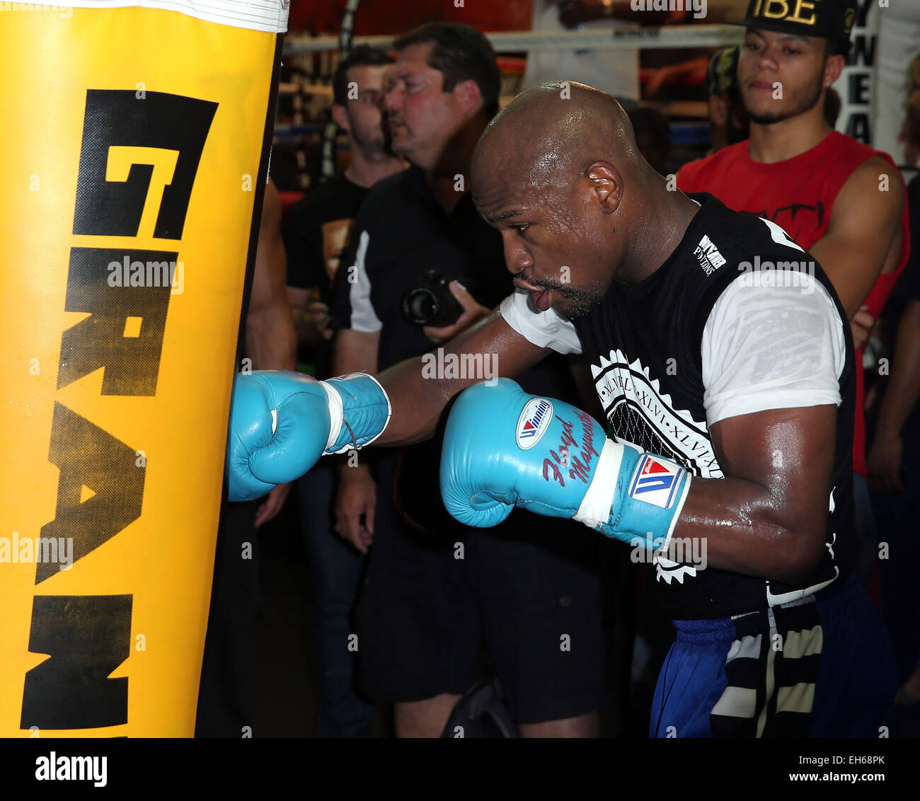 Floyd Mayweather Jr Media Workout at Mayweather Boxing Club Las Vegas ...