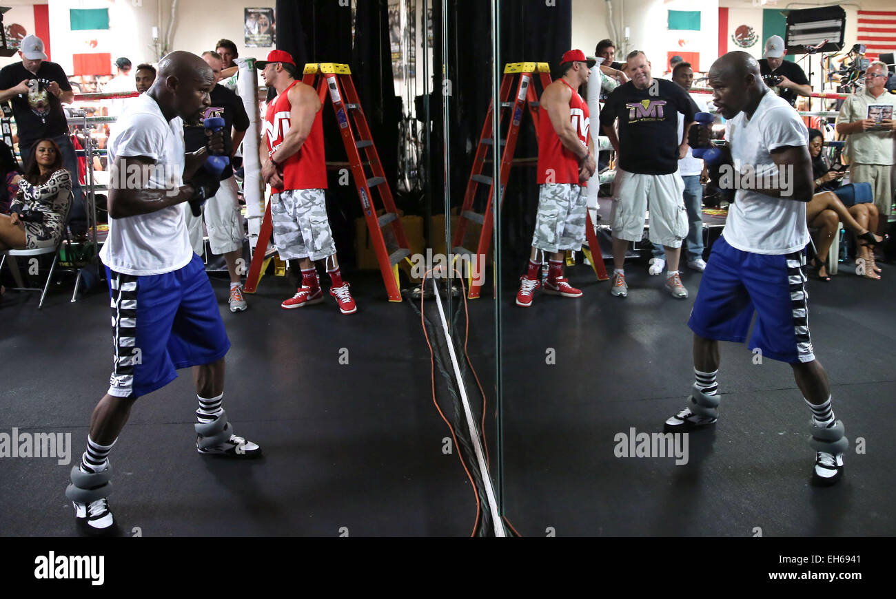 Floyd Mayweather Jr Media Workout at Mayweather Boxing Club Las Vegas ...