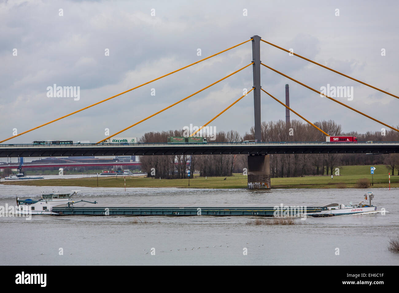 A40 motorway bridge over the Rhine a Duisburg, cable-stayed steel ...
