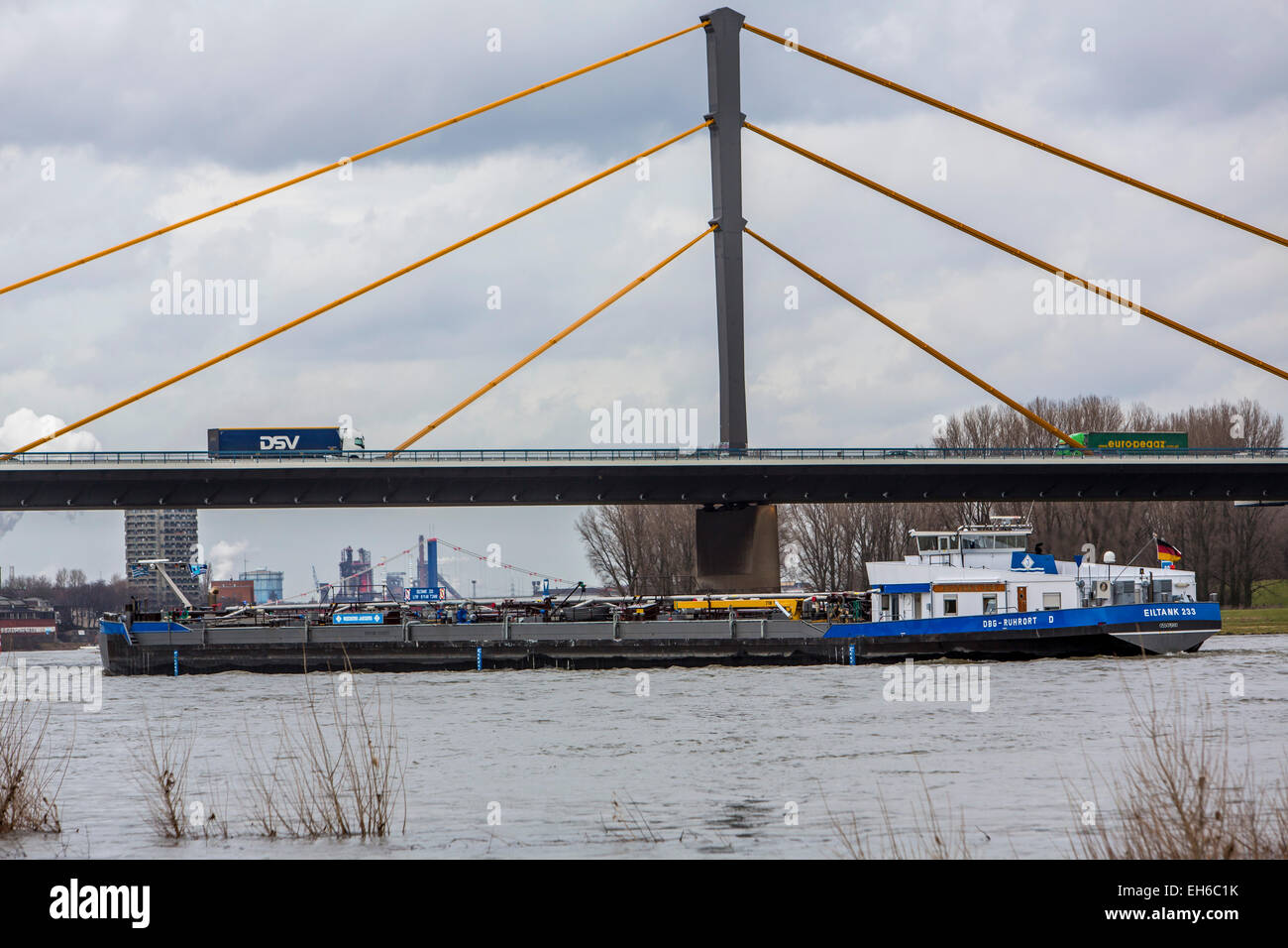 A40 motorway bridge over the Rhine a Duisburg, cable-stayed steel ...