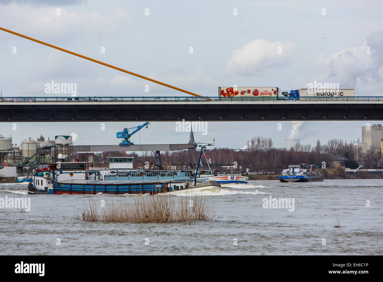 A40 motorway bridge over the Rhine a Duisburg, cable-stayed steel ...