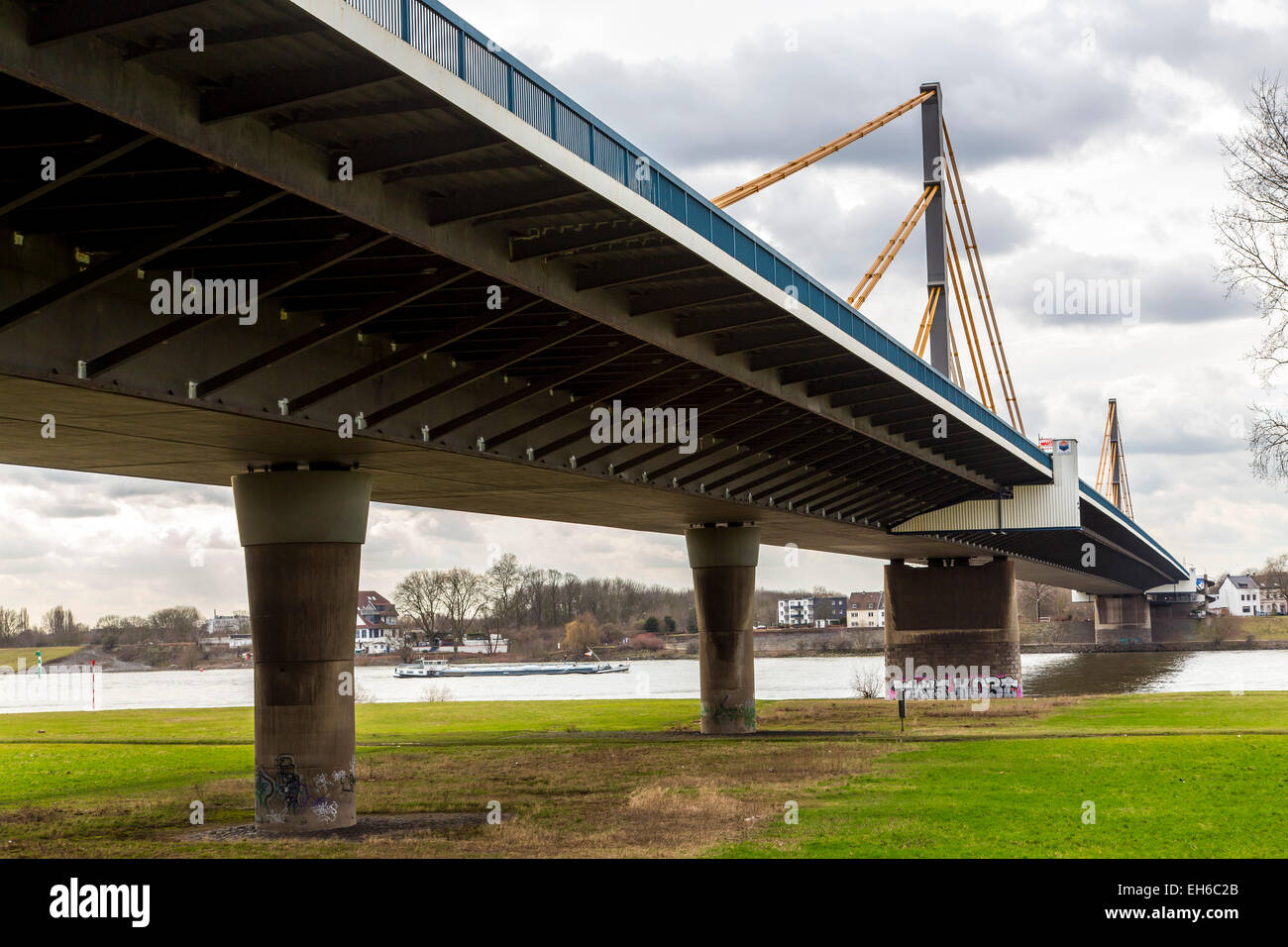 A40 motorway bridge over the Rhine a Duisburg, cable-stayed steel ...