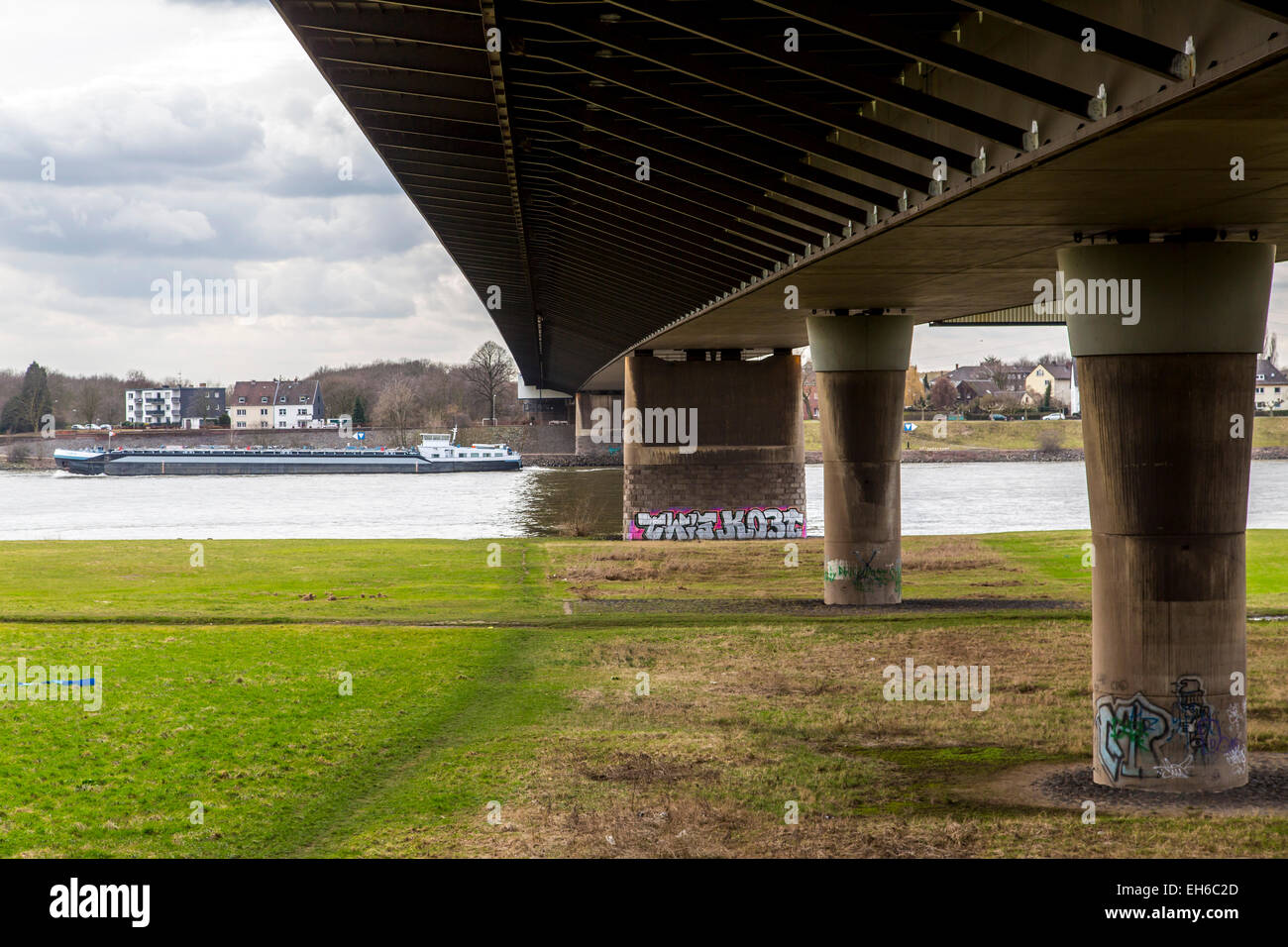 A40 motorway bridge over the Rhine a Duisburg, cable-stayed steel ...