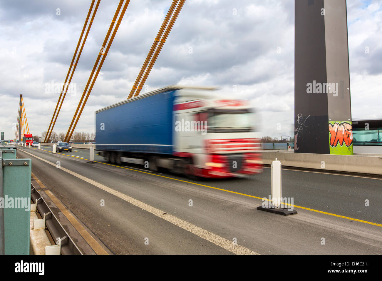A40 motorway bridge over the Rhine a Duisburg, cable-stayed steel ...