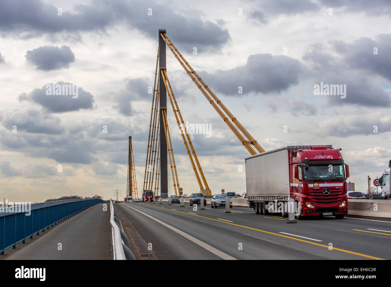 A40 motorway bridge over the Rhine a Duisburg, cable-stayed steel ...