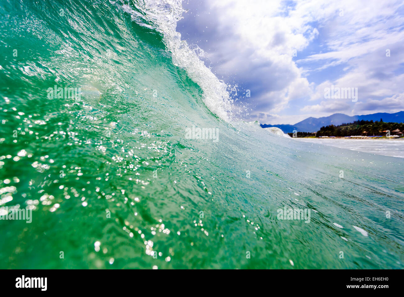 Close-up view of a powerful ocean wave Stock Photo - Alamy