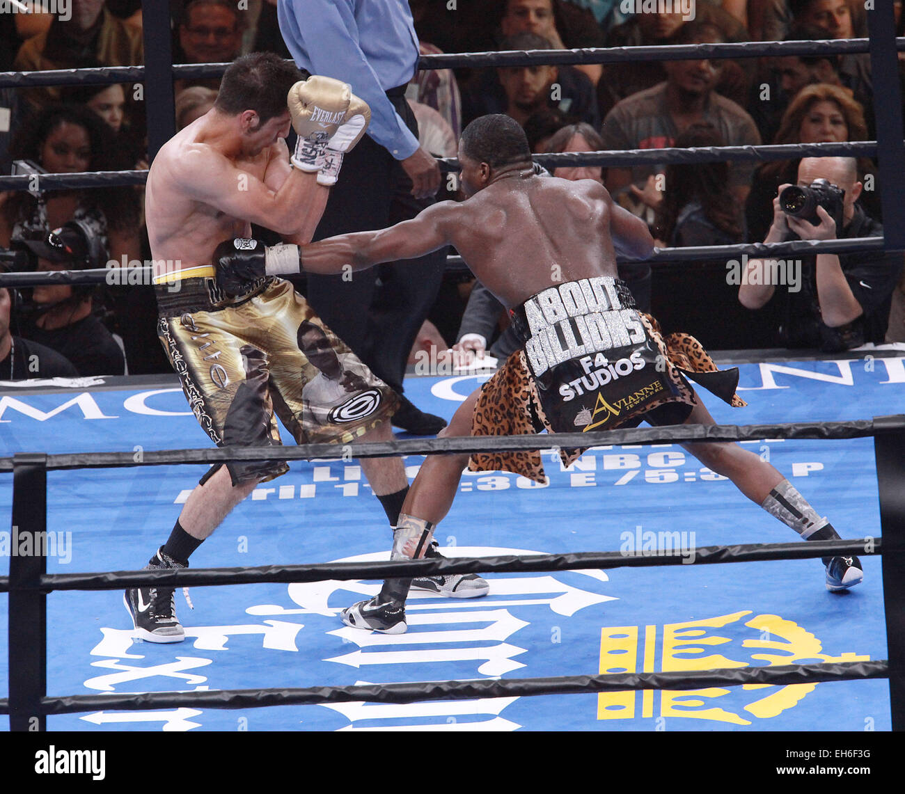 Gold boxing gloves hi-res stock photography and images - Alamy