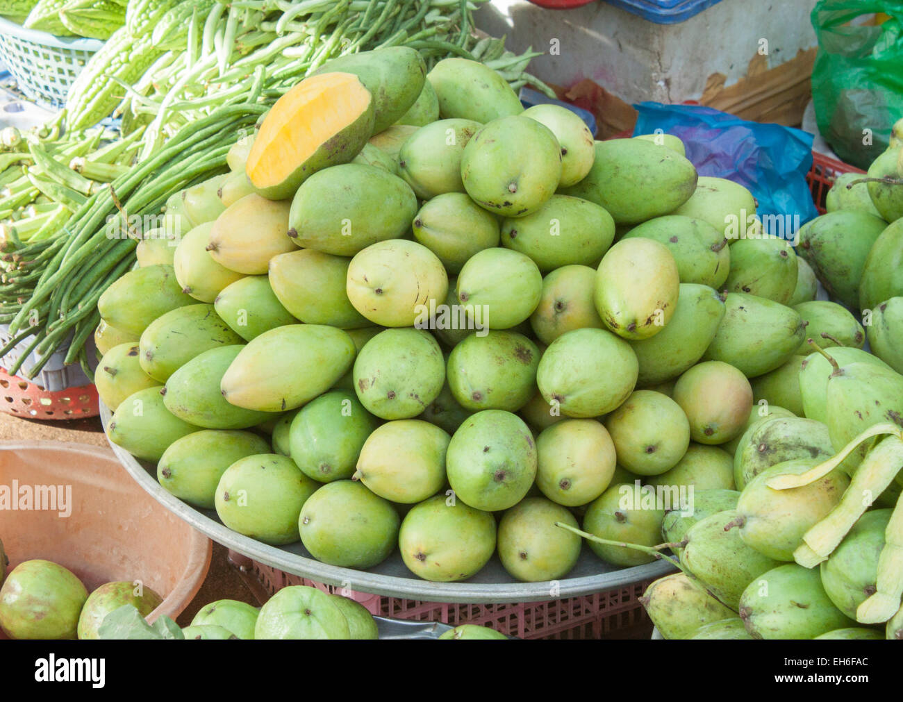 A lot of fresh mangos, at a market in Phu quoc, Vietnam Stock Photo - Alamy