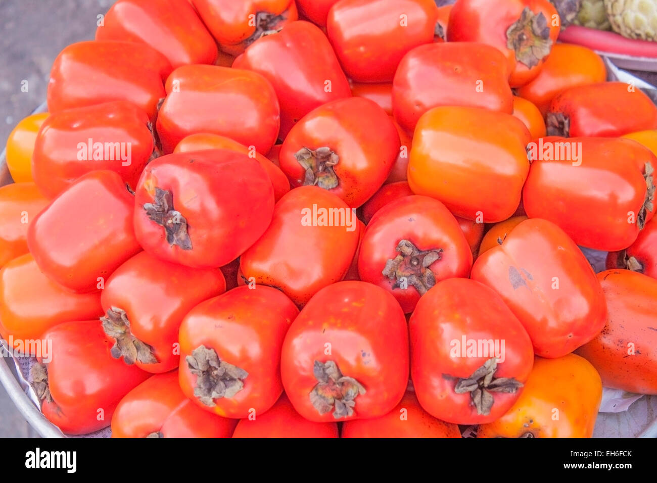 Pile of persimmons hi-res stock photography and images - Alamy