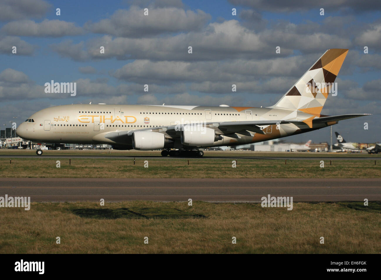 Etihad airbus a380 plane hi-res stock photography and images - Alamy