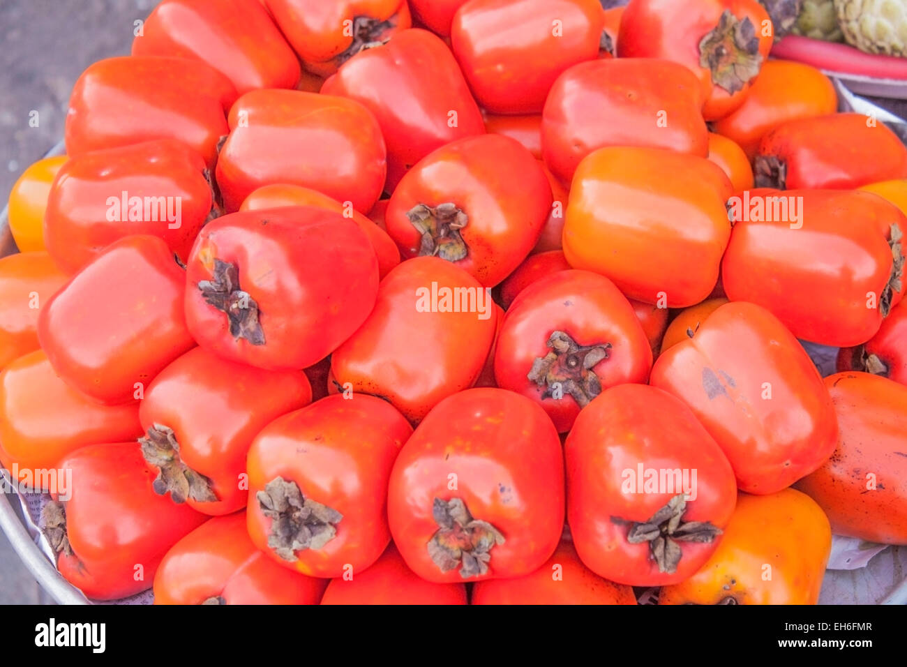 Pile of persimmons hi-res stock photography and images - Alamy