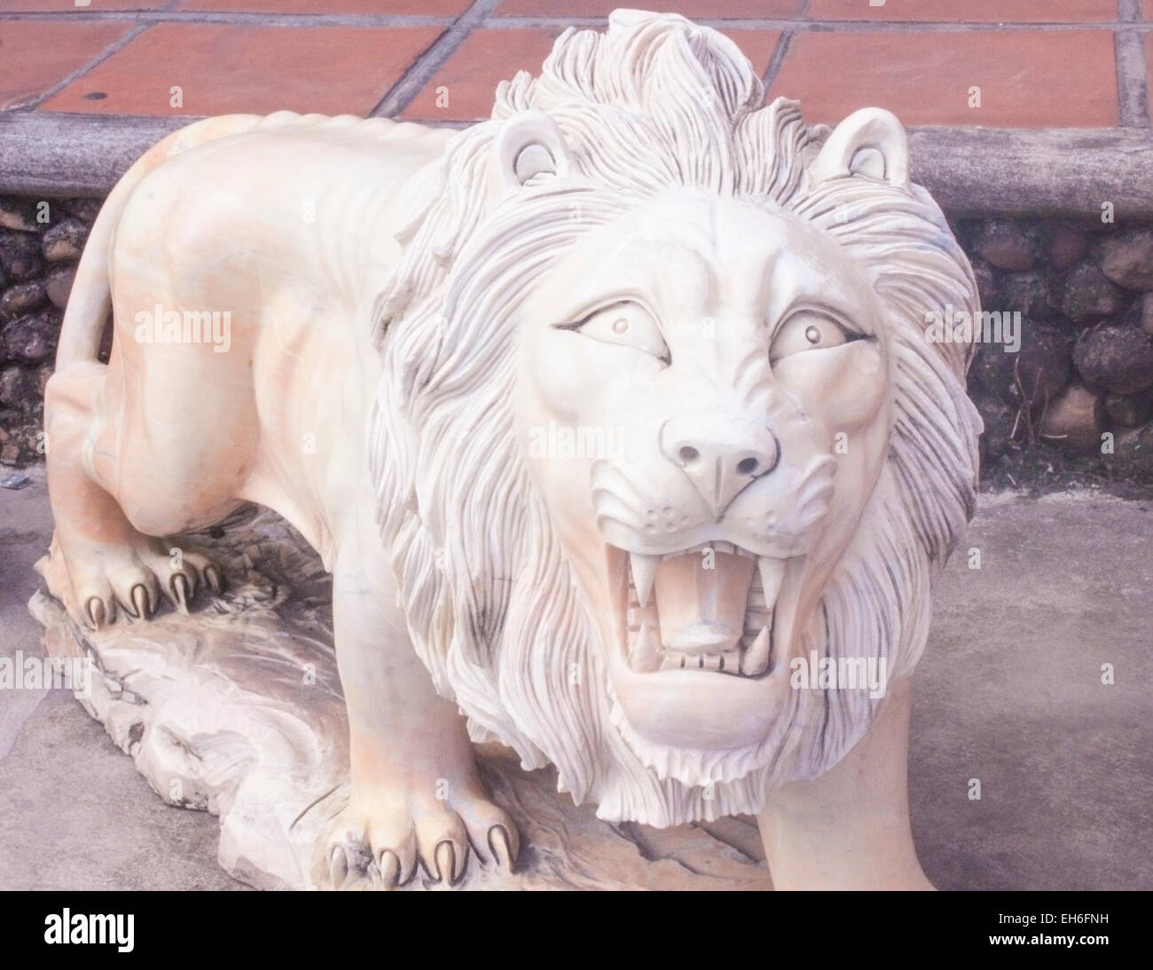 A white lion statue, at a market Stock Photo - Alamy