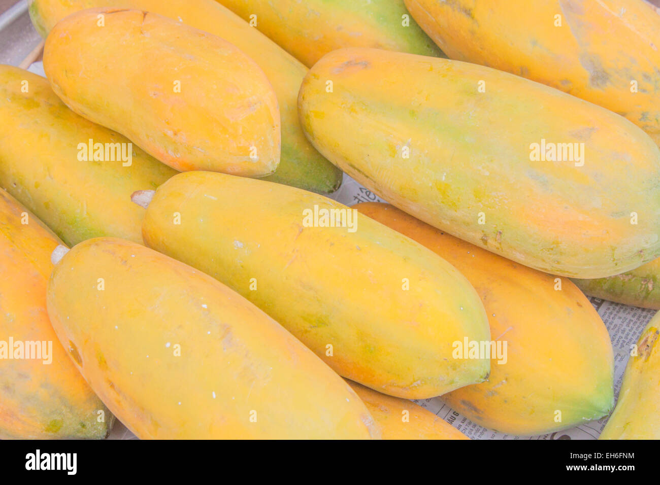 A pile of yellow mango, at a market Stock Photo - Alamy