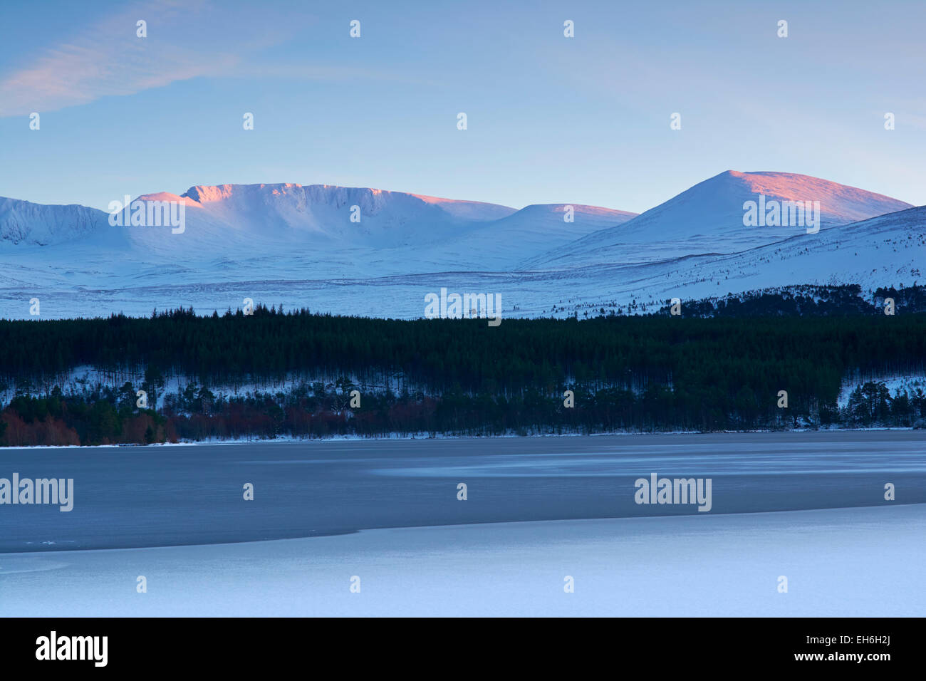 Winter sunset from the shores of the frozen Loch Morlich in Aviemore ...