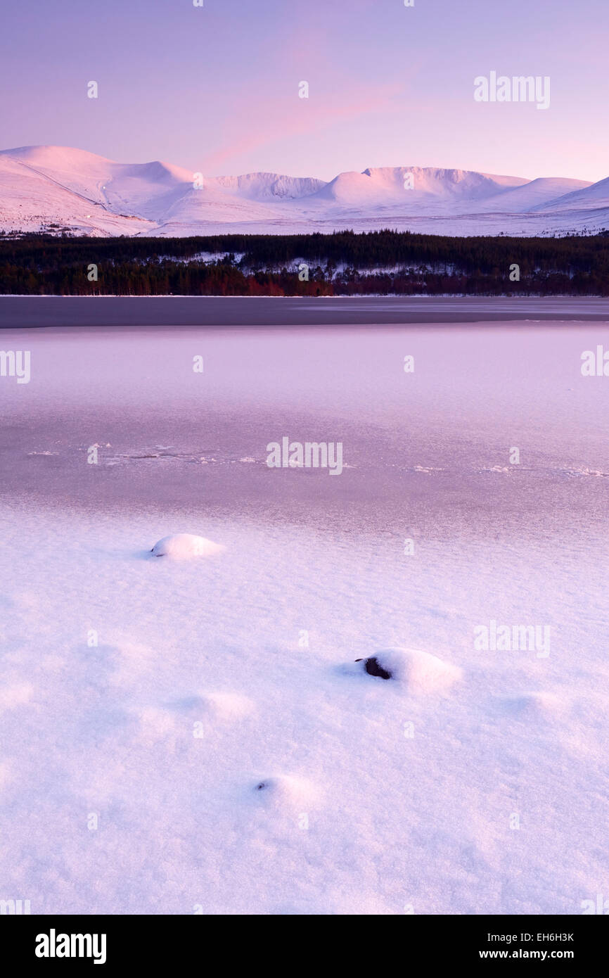 Winter sunset from the shores of the frozen Loch Morlich in Aviemore ...