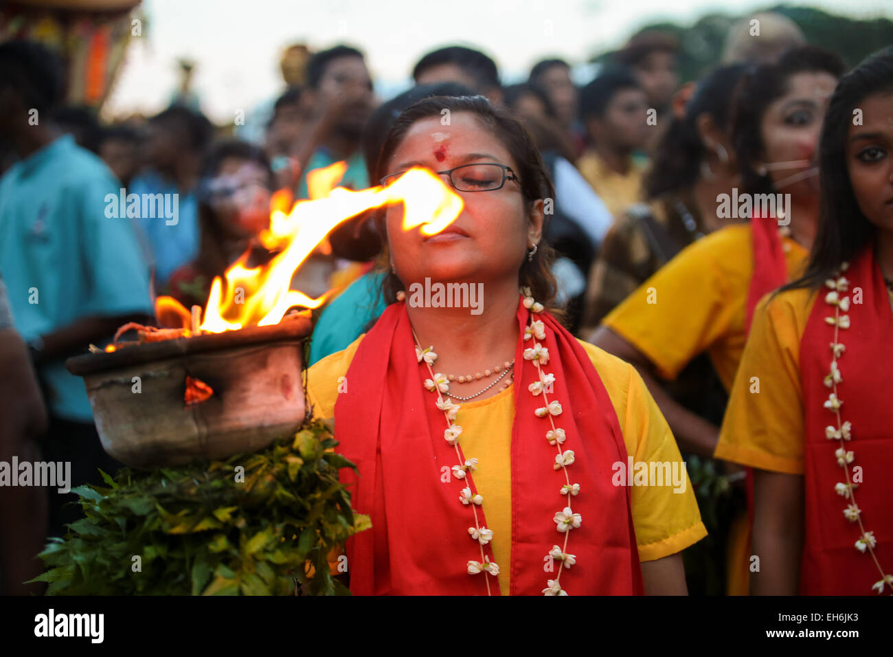 Fire walking hindu hi-res stock photography and images - Alamy