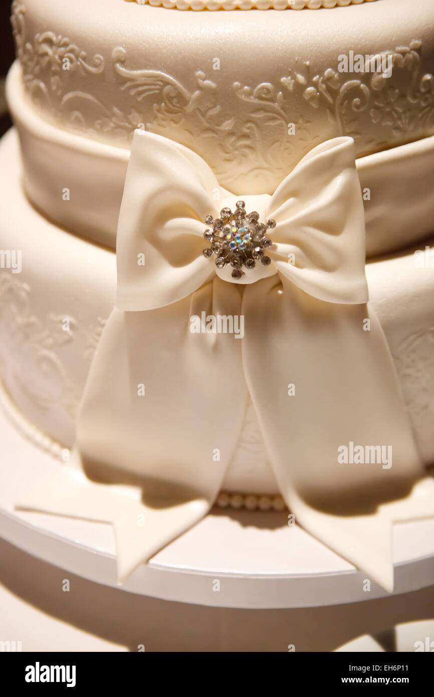 Large white cake hi-res stock photography and images - Alamy