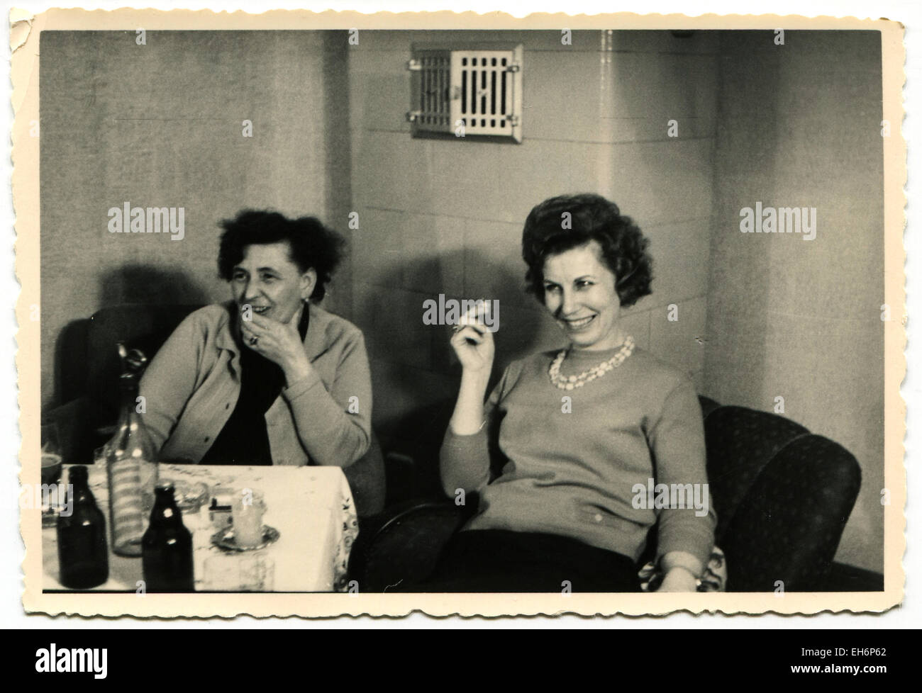 Woman smoking 1960s hi-res stock photography and images - Alamy