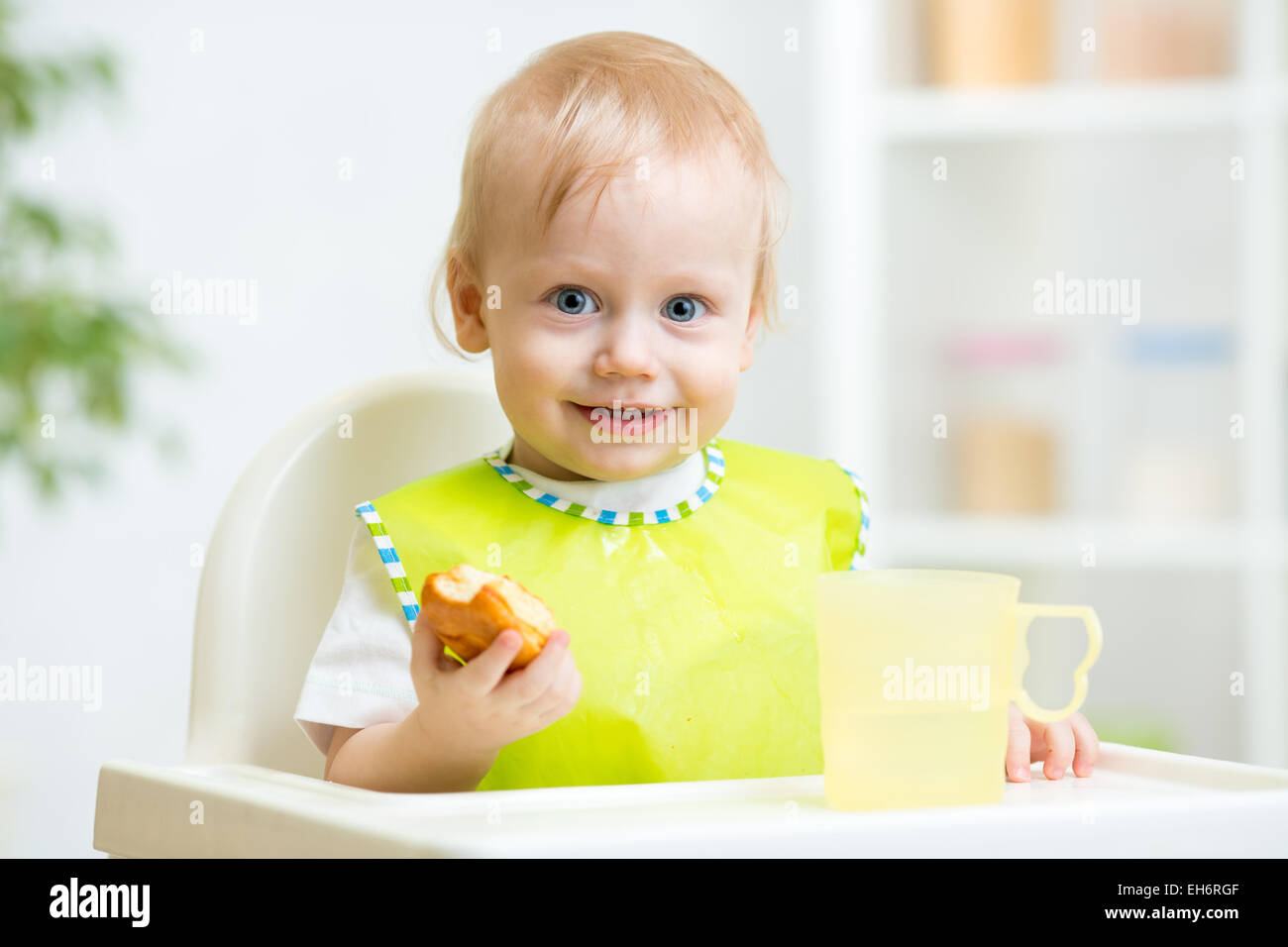 Child eating food hi-res stock photography and images - Alamy