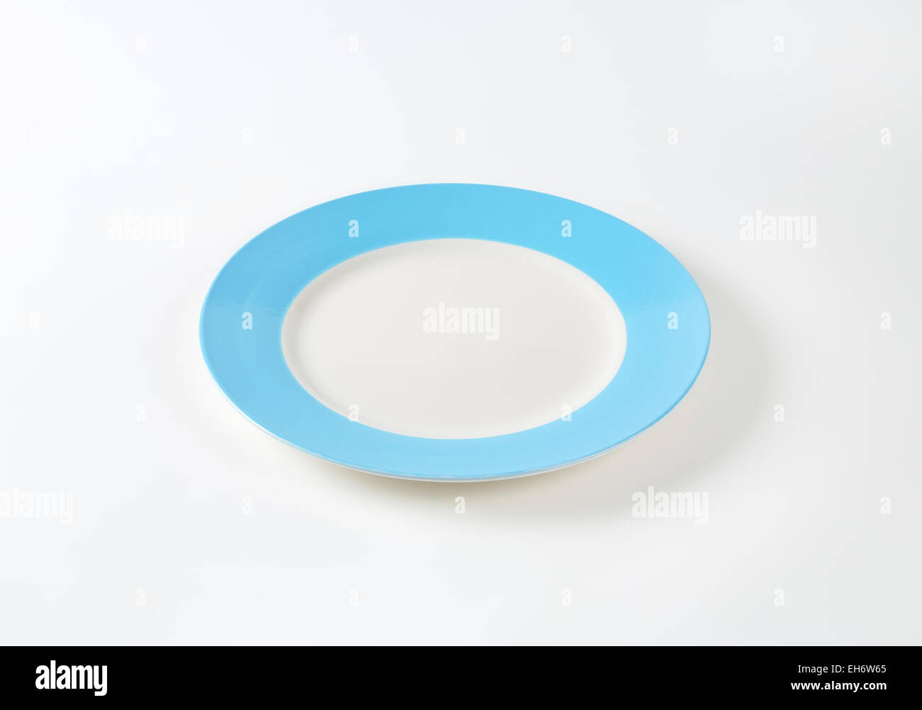 Dinner plate with wide light blue rim Stock Photo - Alamy