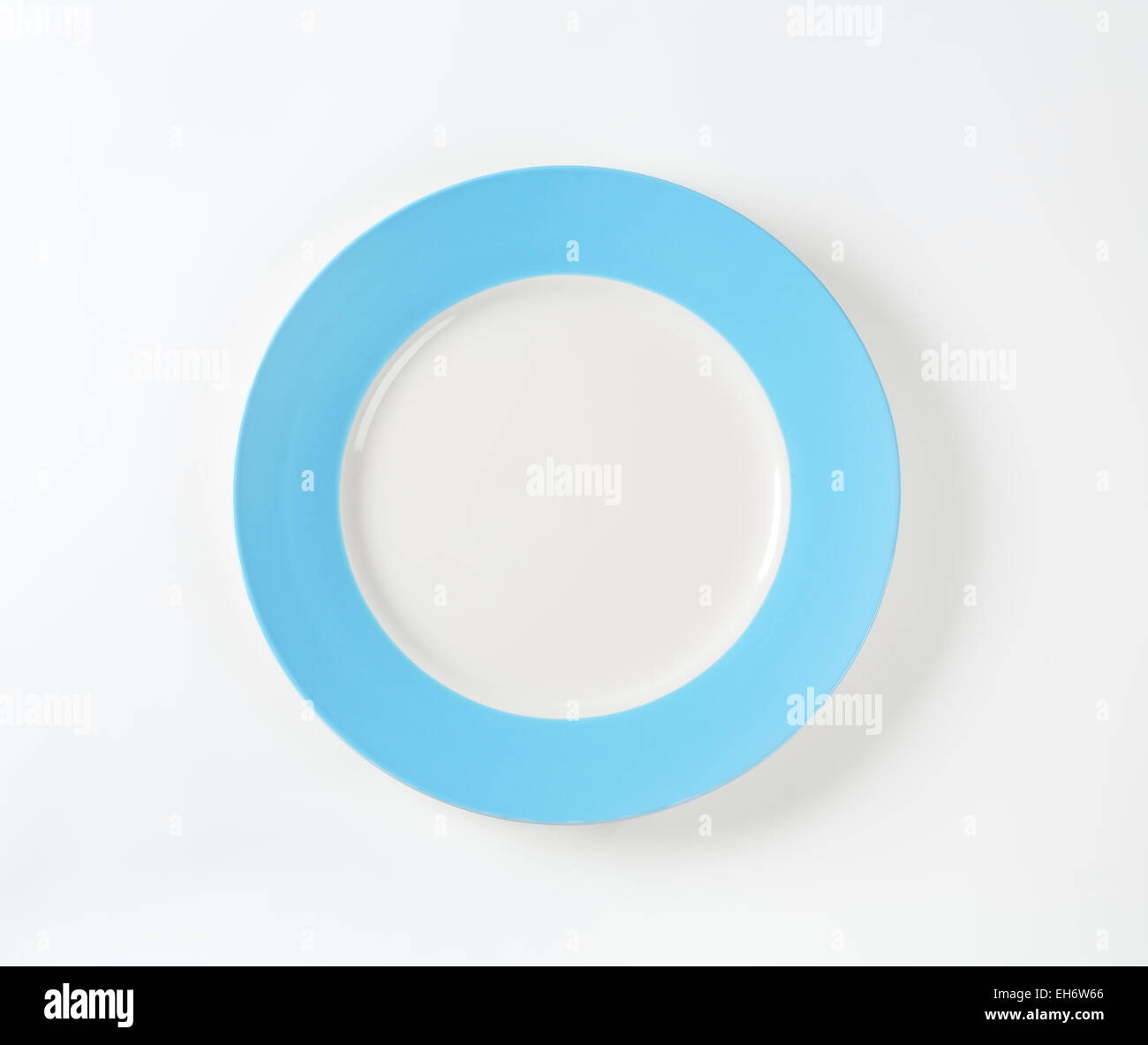 Dinner plate with wide light blue rim Stock Photo - Alamy