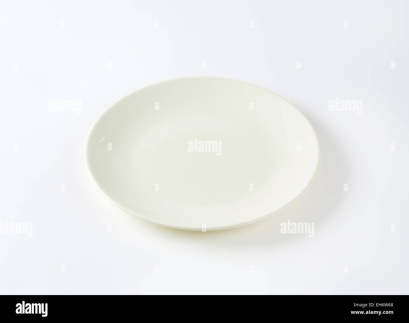 Rimless plain white dinner plate Stock Photo - Alamy