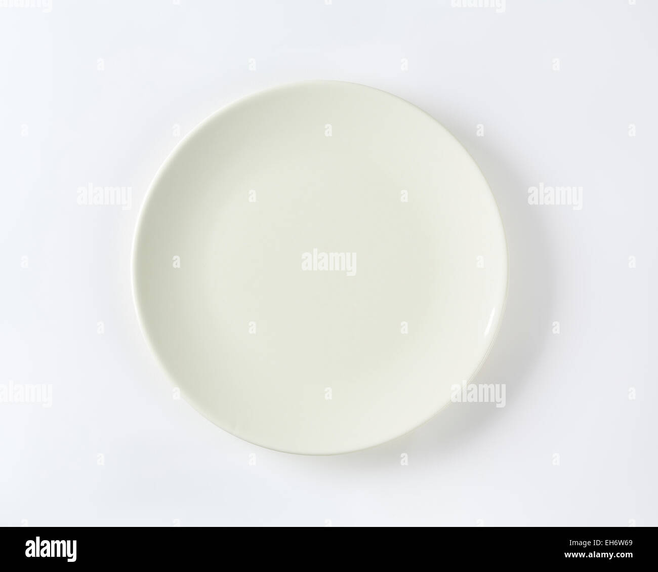 Rimless plain white dinner plate Stock Photo - Alamy